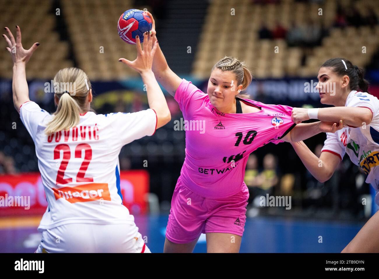 Francisca Andrea Parra Parra aus Chile im Einsatz mit Jovana Jovovic und Emilija Lazic aus ...