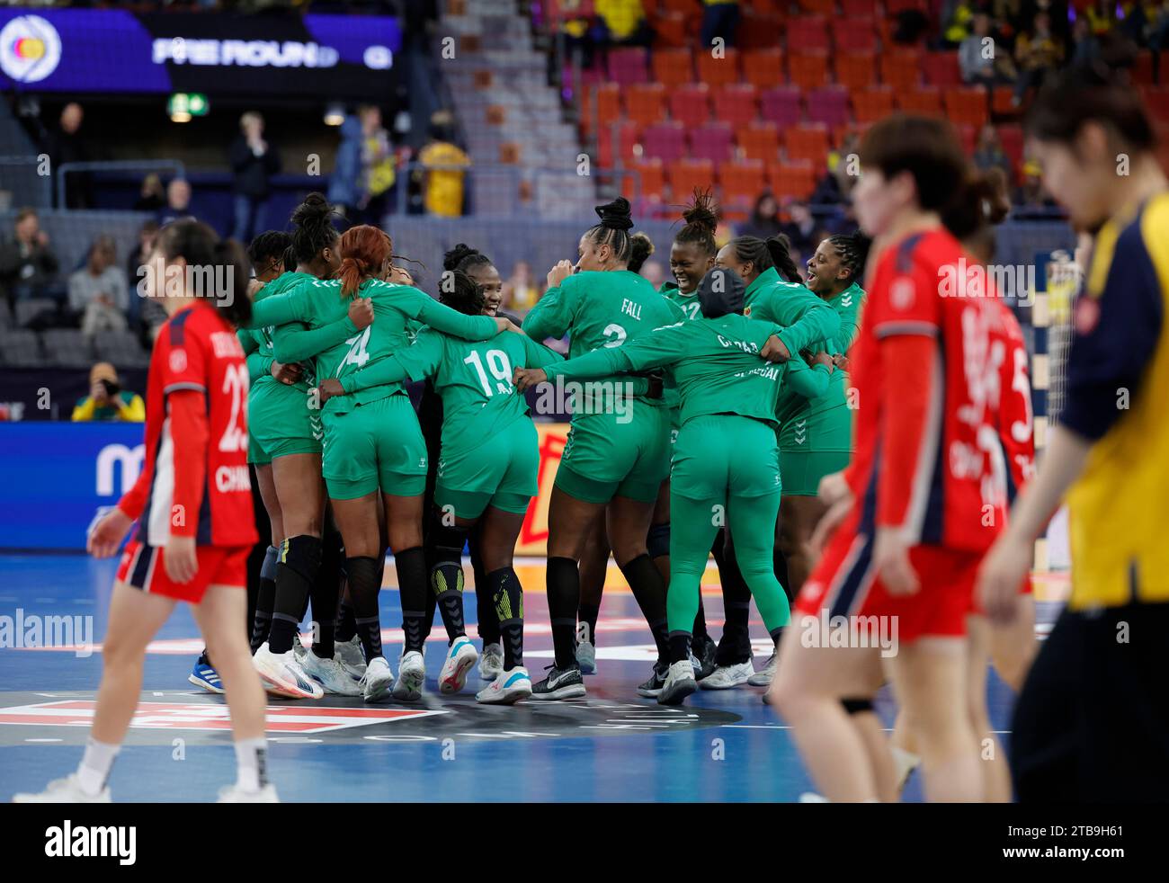 Senegals Team feiert den Gewinn der IHF Frauen-Weltmeisterschaft Gruppe ...
