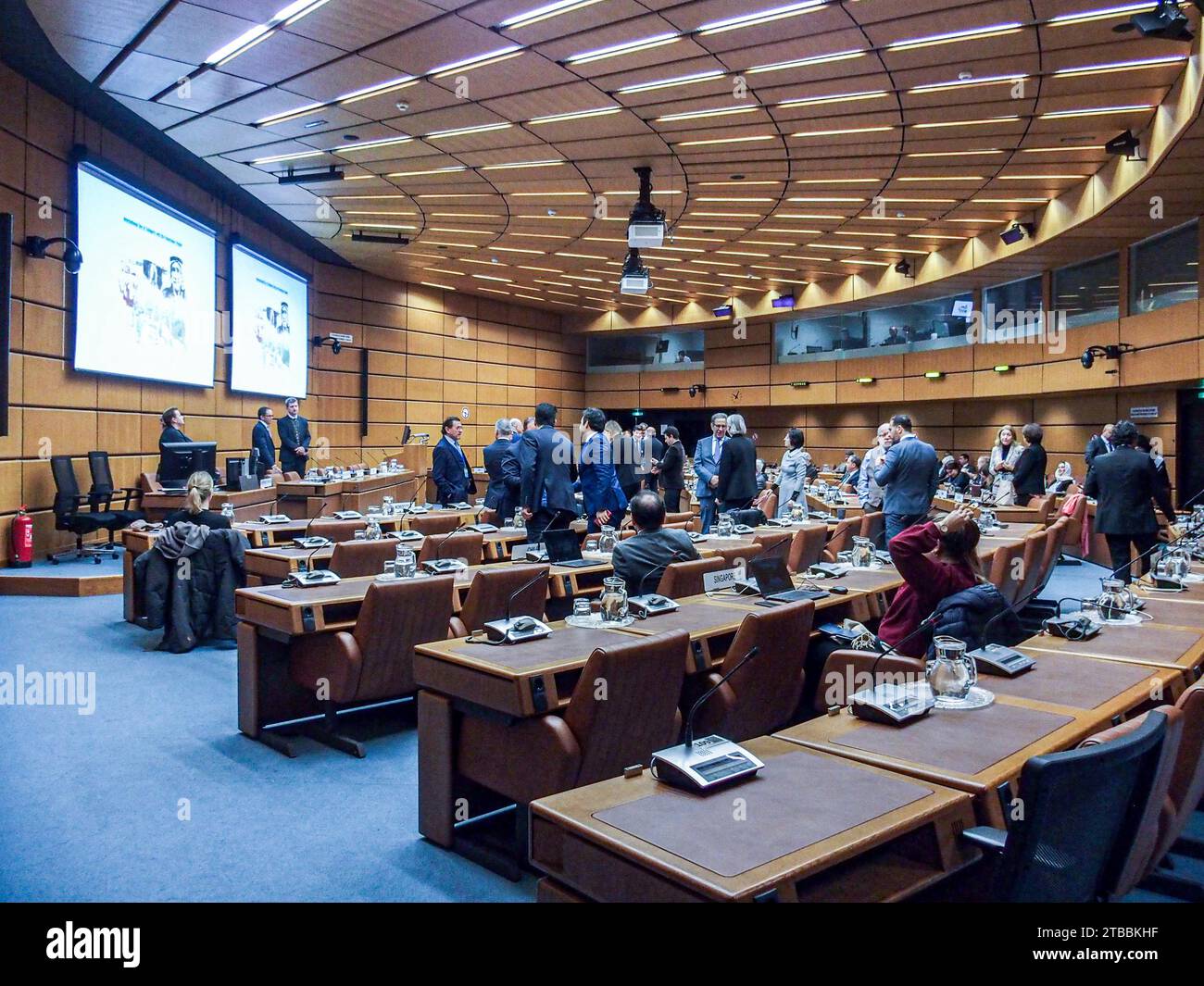 Wien, Österreich, Österreich. Dezember 2023. Konferenzraum vor einer ...