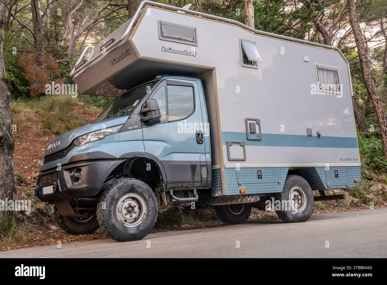Wohnmobil mit Allradantrieb auf IVECO Daily-Fahrgestell Stockfotografie ...