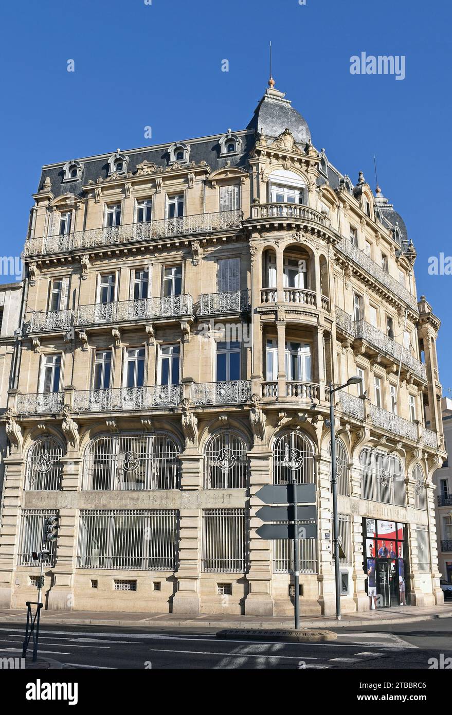 Ein großes zweistöckiges Bankgebäude mit 3 Etagen von Apartments oben ...