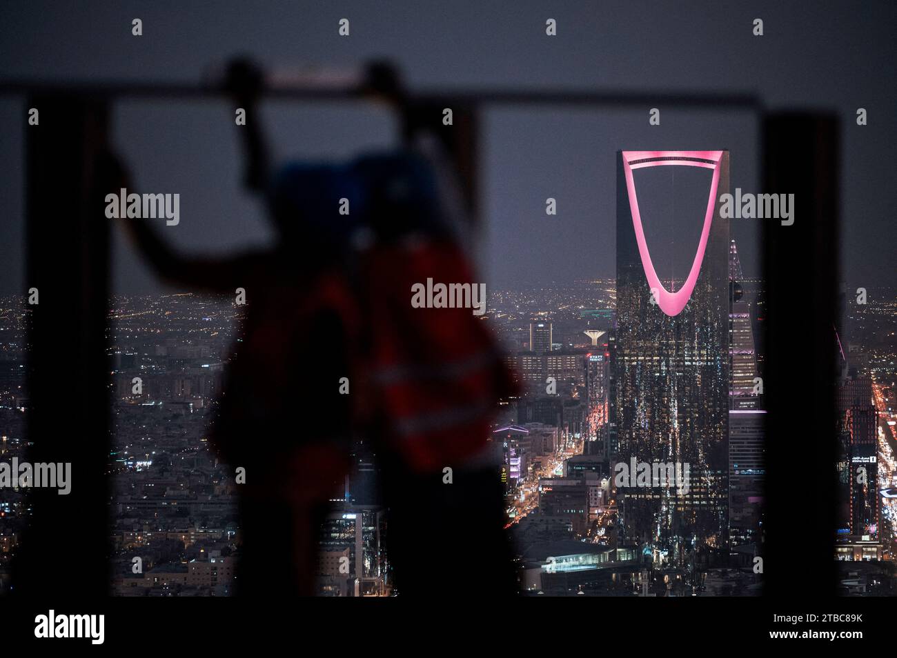 Blick vom Majdoul Tower auf Riad Town und vom Kingdom Tower in Riad ...