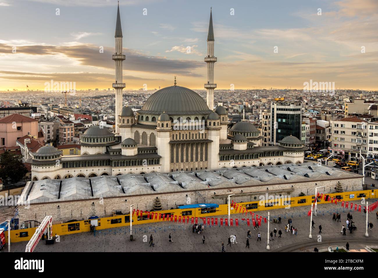 Taksim, Istanbul – Türkei 15. November 2023: Die neue Taksim-Moschee ... Taksim, Istanbul – Türkei 15. November 2023: Die neue Taksim-Moschee ...