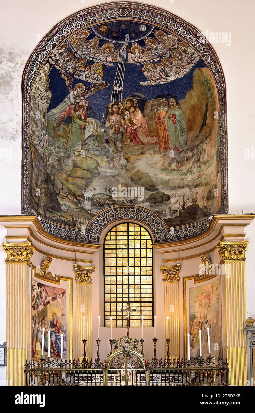 In der linken Apsis (auch bekannt als Kapelle des Allerheiligsten Sakraments) ist eine Taufe ...