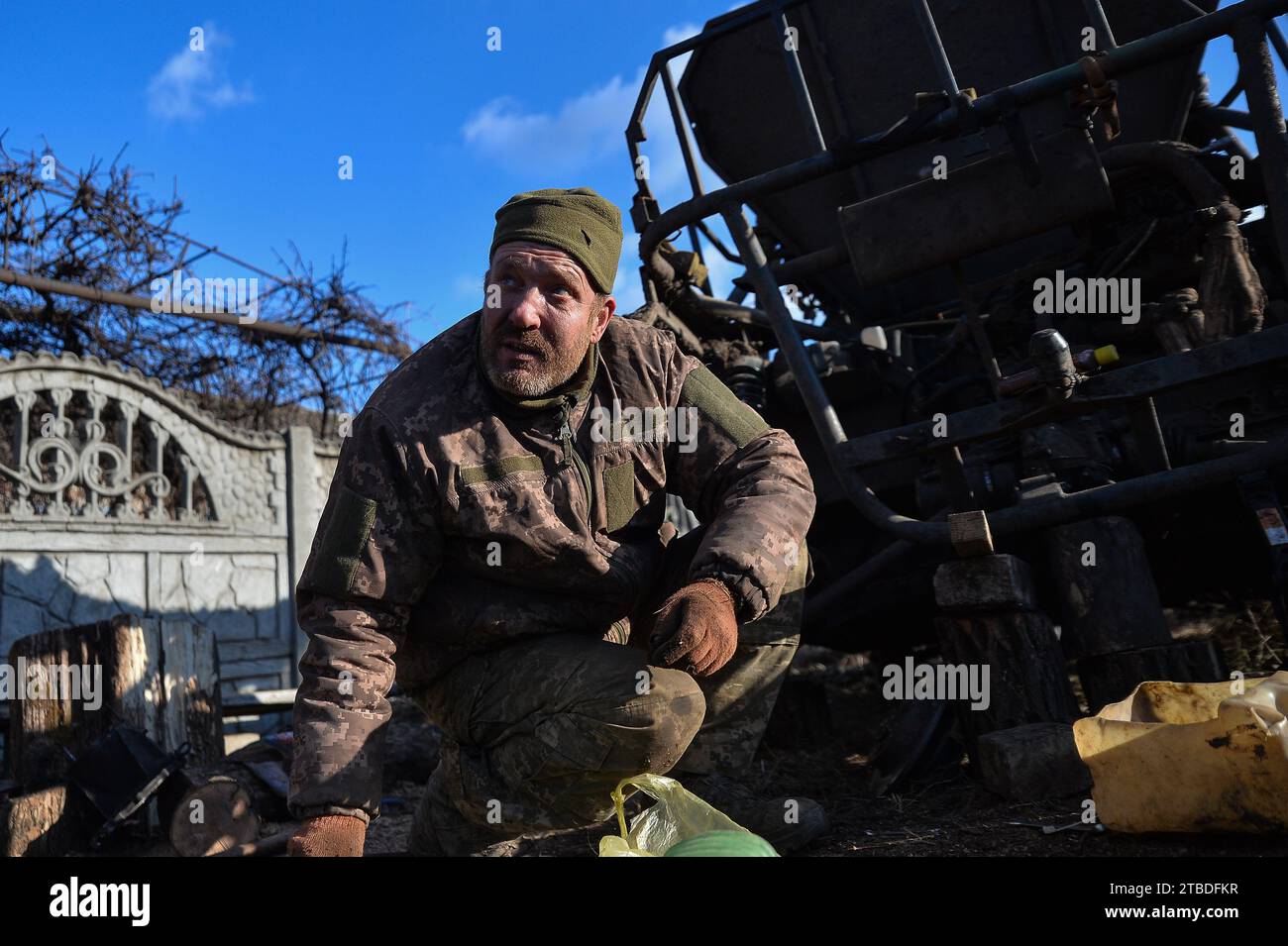 Kiew, Oblast Donezk, Ukraine. Dezember 2023. Ein ukrainischer Soldat repariert ein kleines ...
