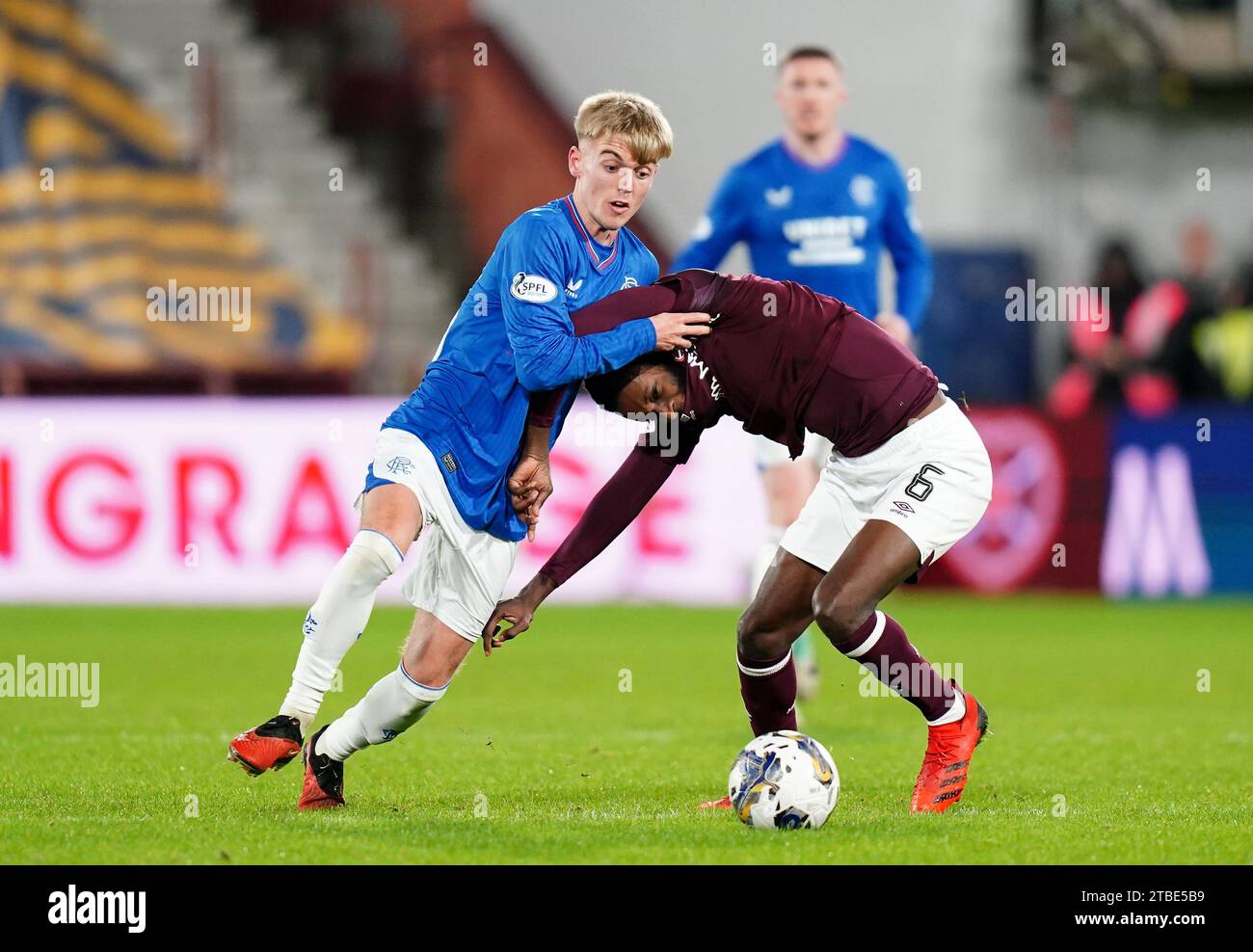 Rangers' Ross McCausland (links) und das Herz von Midlothians Beni ...