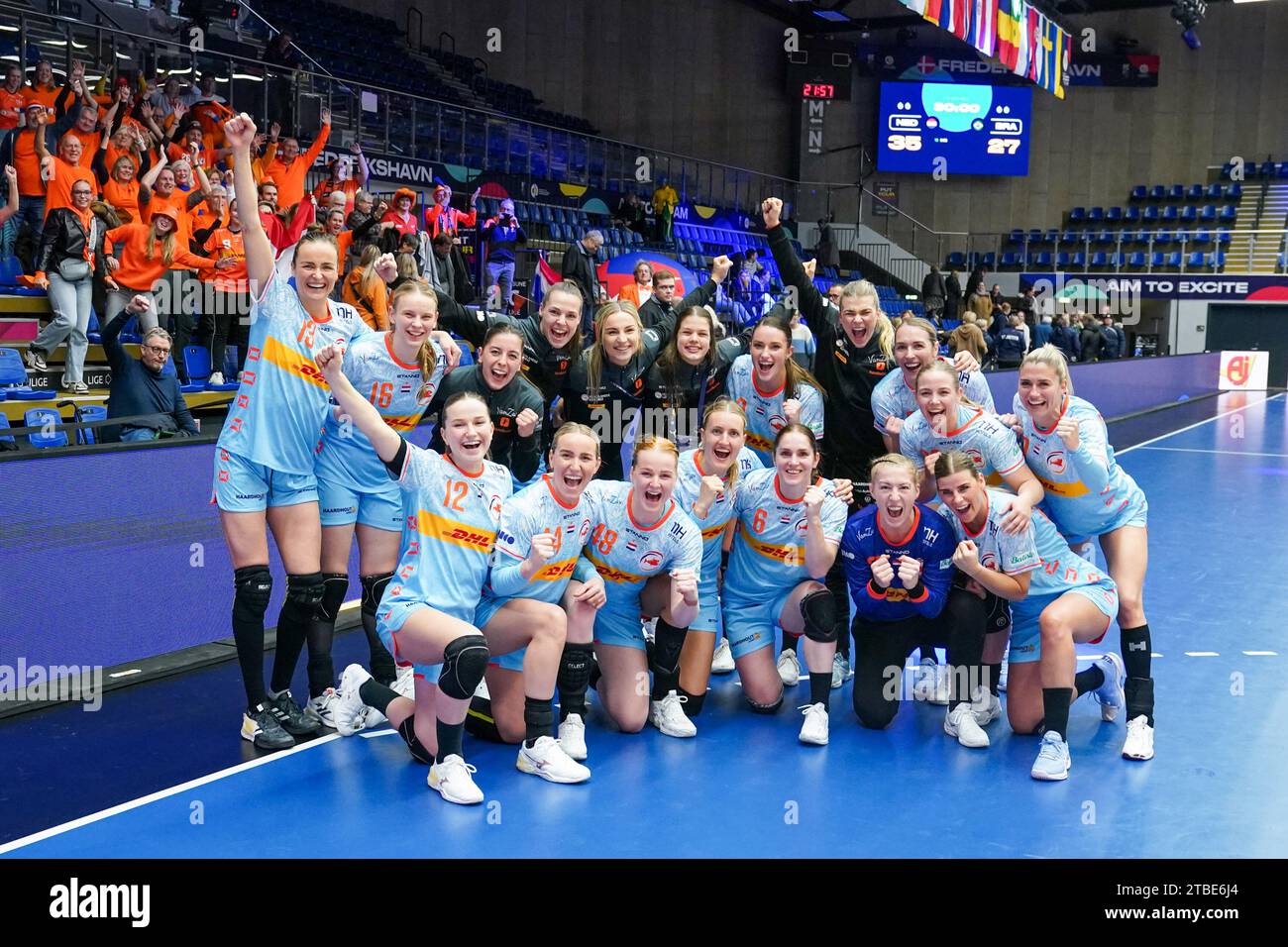 FREDRIKSHAVN, DÄNEMARK - 6. DEZEMBER: Team Niederlande feiert den Sieg ...