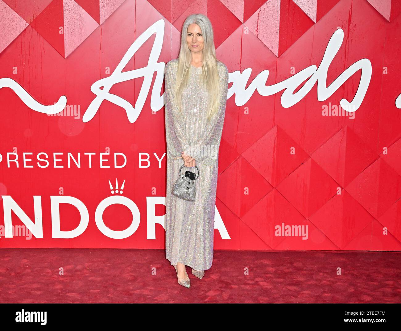 London, UK, 4. Dezember 2023. Sarah Harris nimmt an den Fashion Awards ...