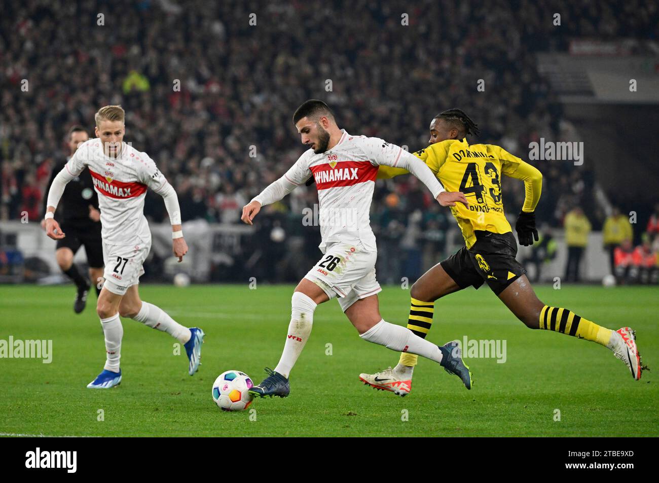 Stuttgart, Deutschland. Dezember 2023. Deniz Undav VfB Stuttgart (26) am Ball nach Zweikampf ...
