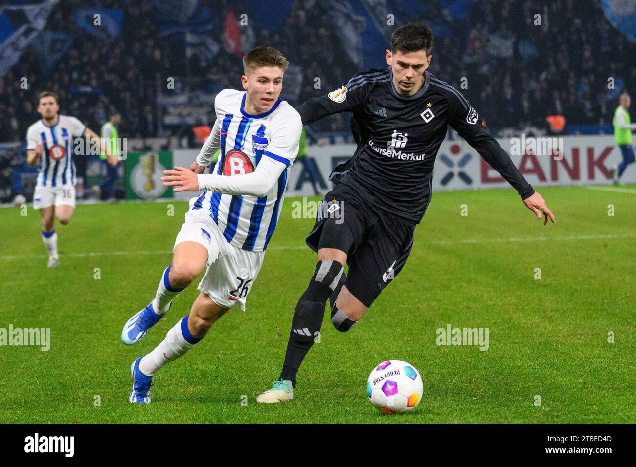V.l. Gustav Christensen (Hertha BSC, #26), Dennis Hadzikadunic (Hamburger SV, #05), Zweikampf ...