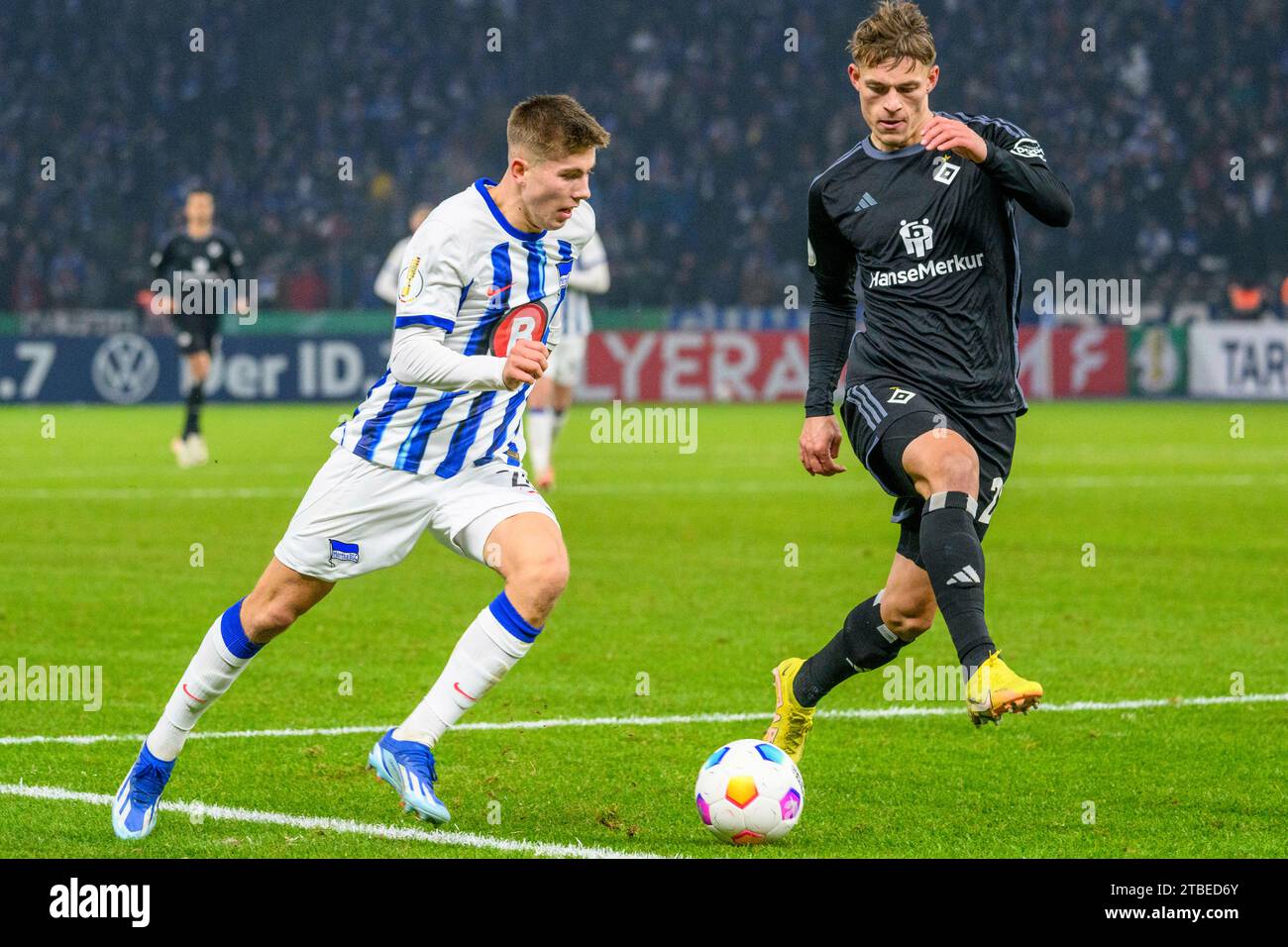 V.l. Gustav Christensen (Hertha BSC, #26), Miro Muheim (Hamburger SV, #28), Zweikampf, Action ...