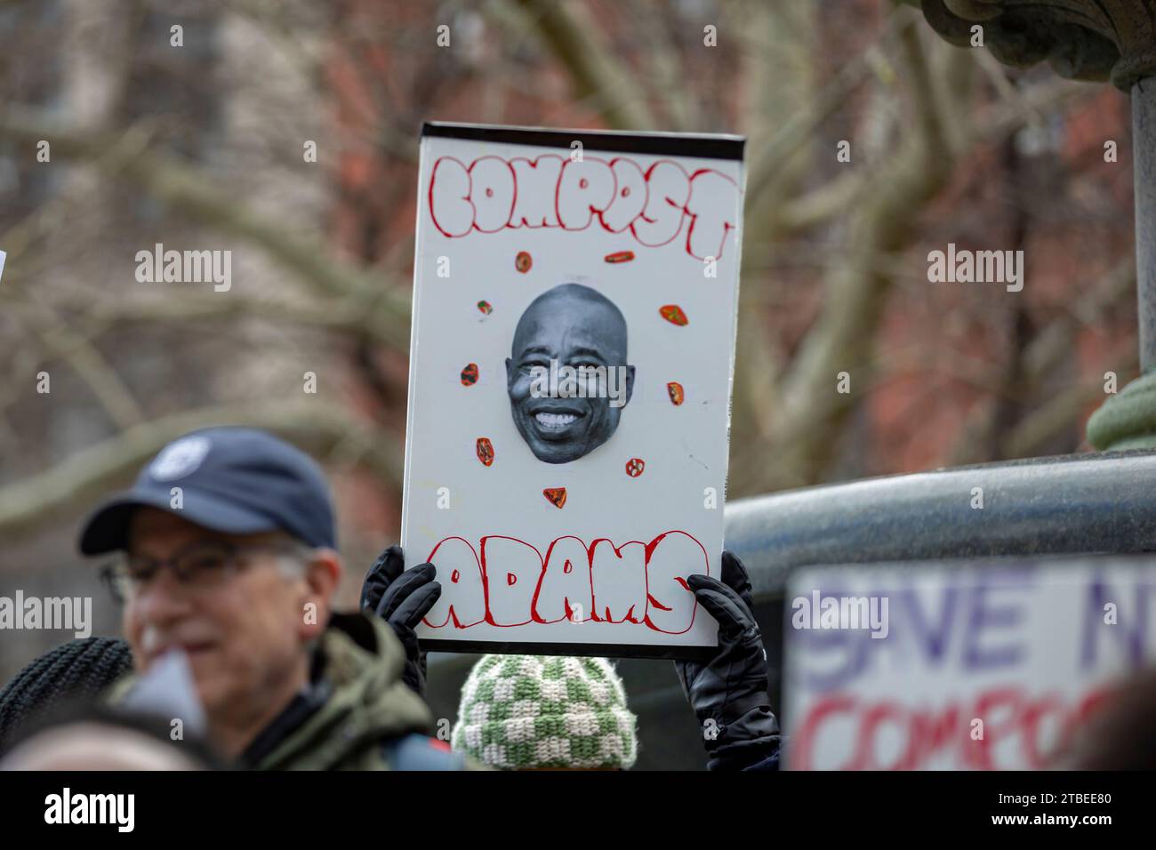 NEW YORK, NEW YORK - 6. DEZEMBER: Eine Person hält ein Schild hoch, auf ...