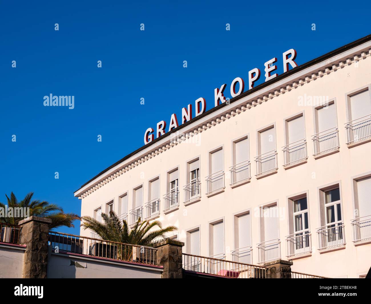 Koper, Slowenien - 8. November 2023: Das Hotel Grand Koper liegt direkt ...
