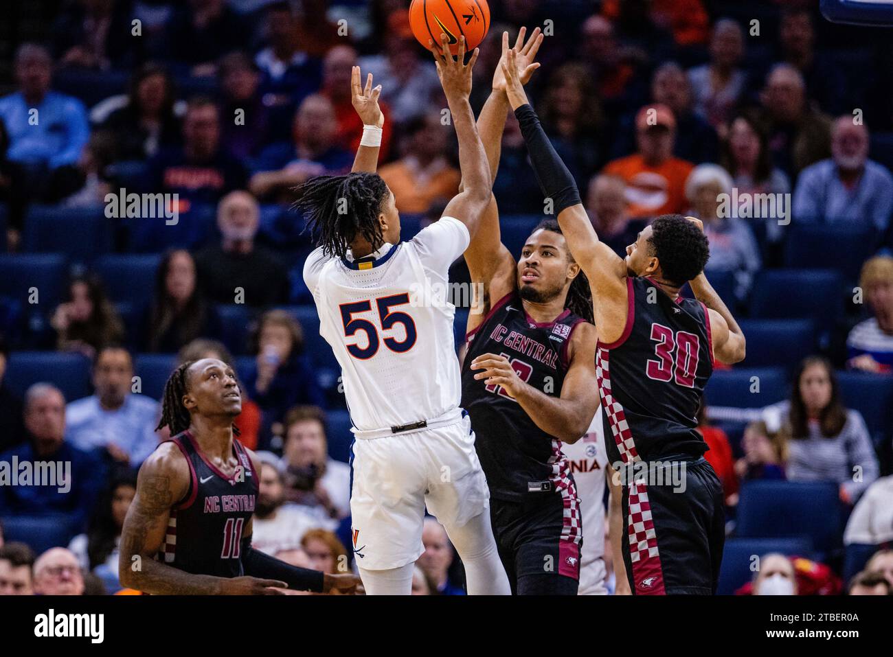 5. Dezember 2023: Elijah Gertrude (55) der Virginia Cavaliers erschießt ...