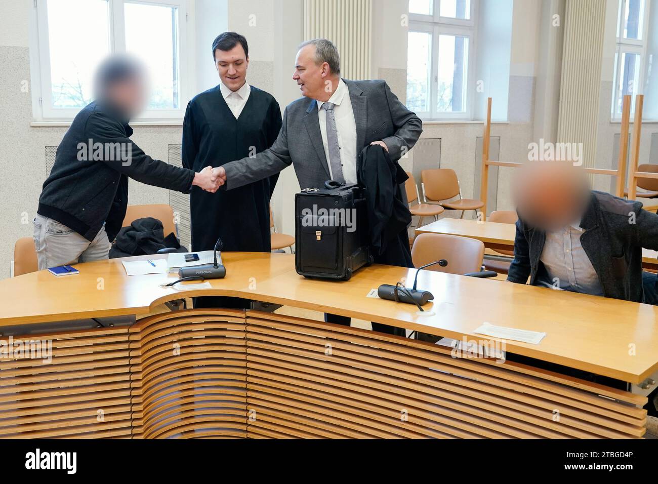 07. Dezember 2023, Baden-Württemberg, Mannheim: Die beiden Anwälte Timo van der Does (2. V. l ...