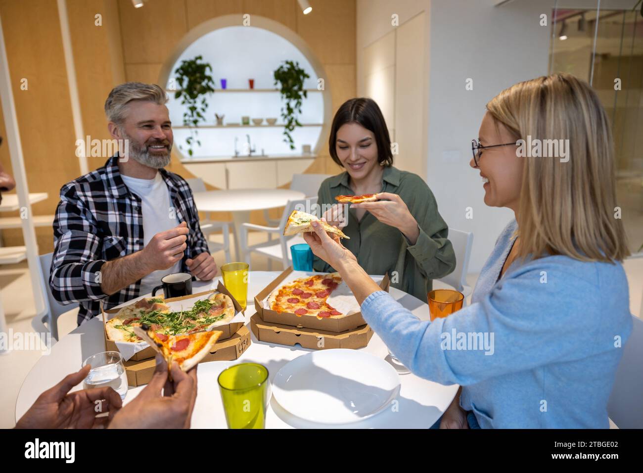 Zusammen mittagessen -Fotos und -Bildmaterial in hoher Auflösung – Alamy