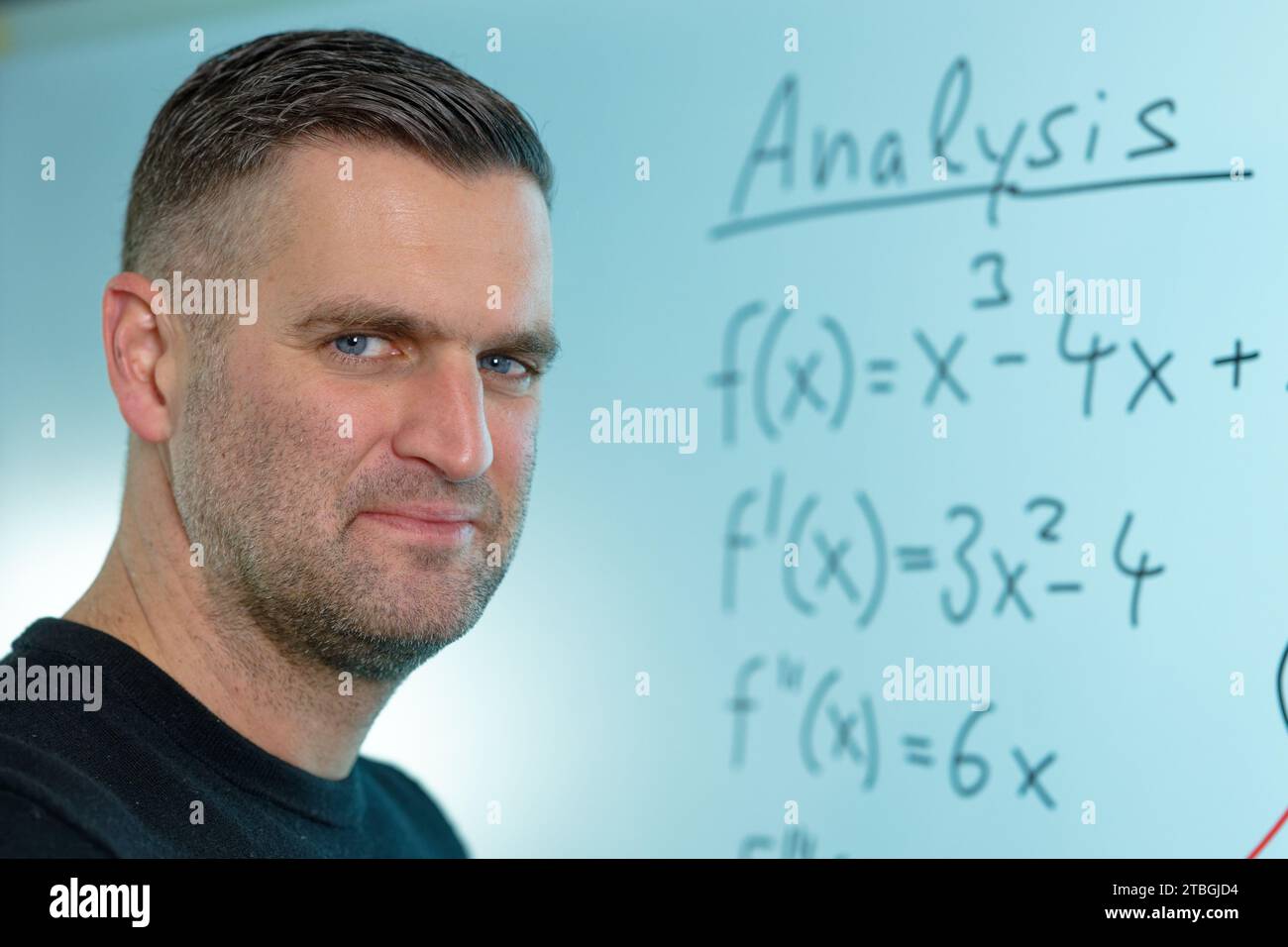 Köln, Deutschland. Dezember 2023. Mathe YouTuber Daniel Jung steht in seinem Videostudio, wo er ...