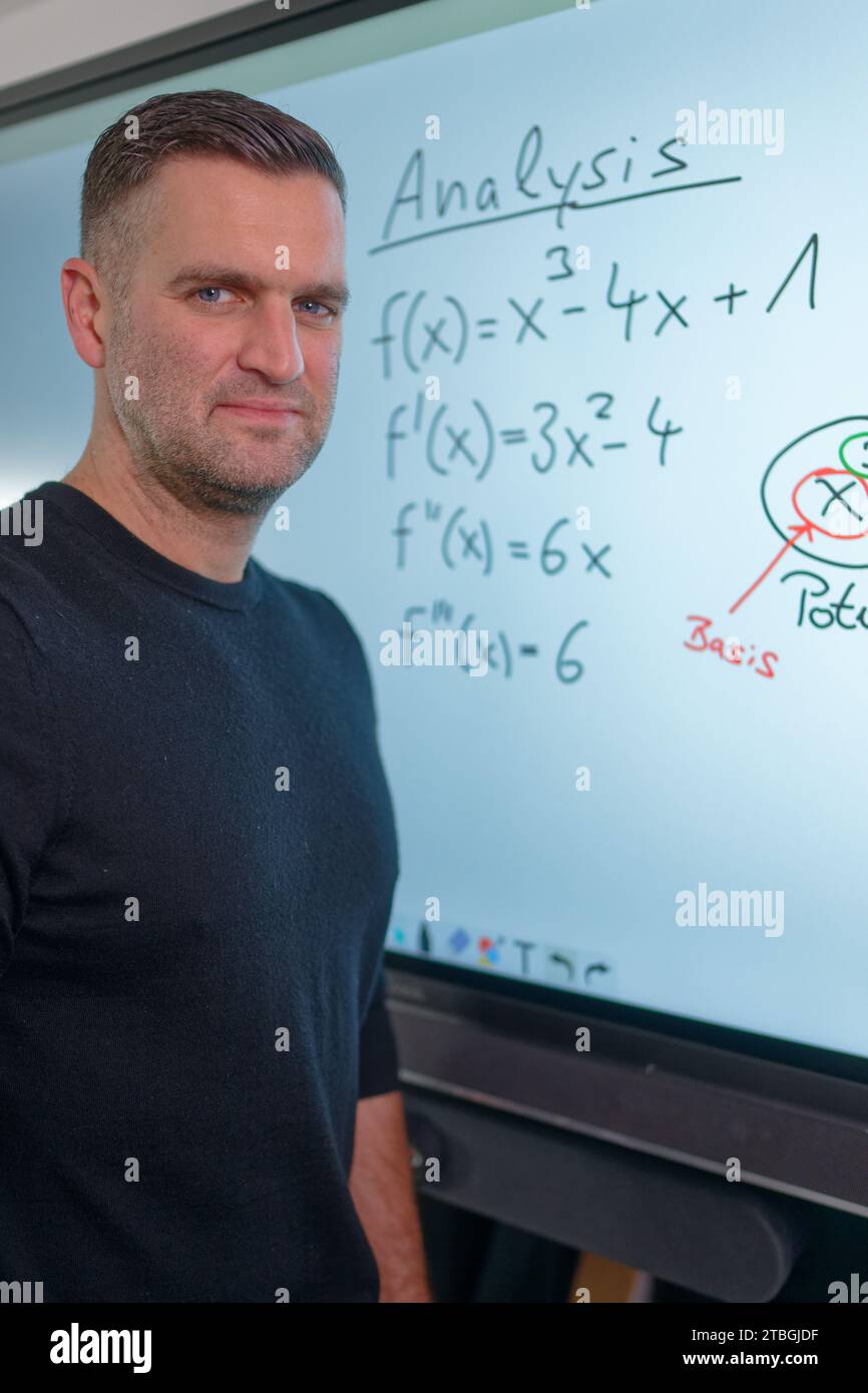 Köln, Deutschland. Dezember 2023. Mathe YouTuber Daniel Jung steht in ...