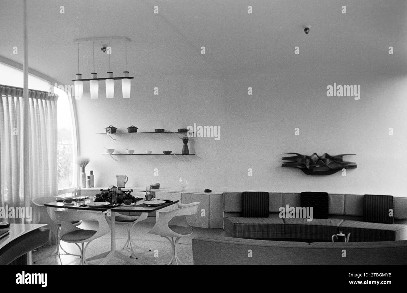 Das kombinierte Wohn- und Esszimmer im Monsanto House of the Future von ...