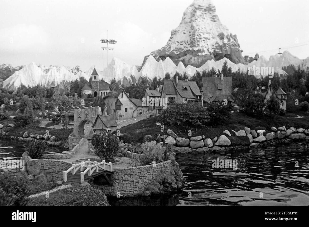 Blick vom Kanal auf die Miniaturen von Gepettos Dorf, im Vordergrund ...