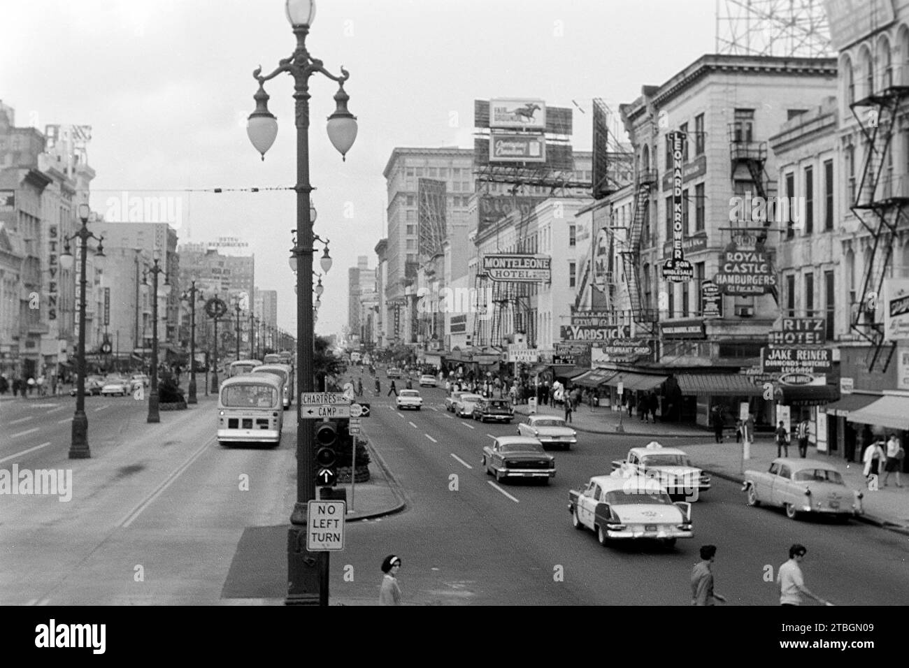 Blick auf die Canal Street mit Busverkehr an der Kreuzung zur Camp ...