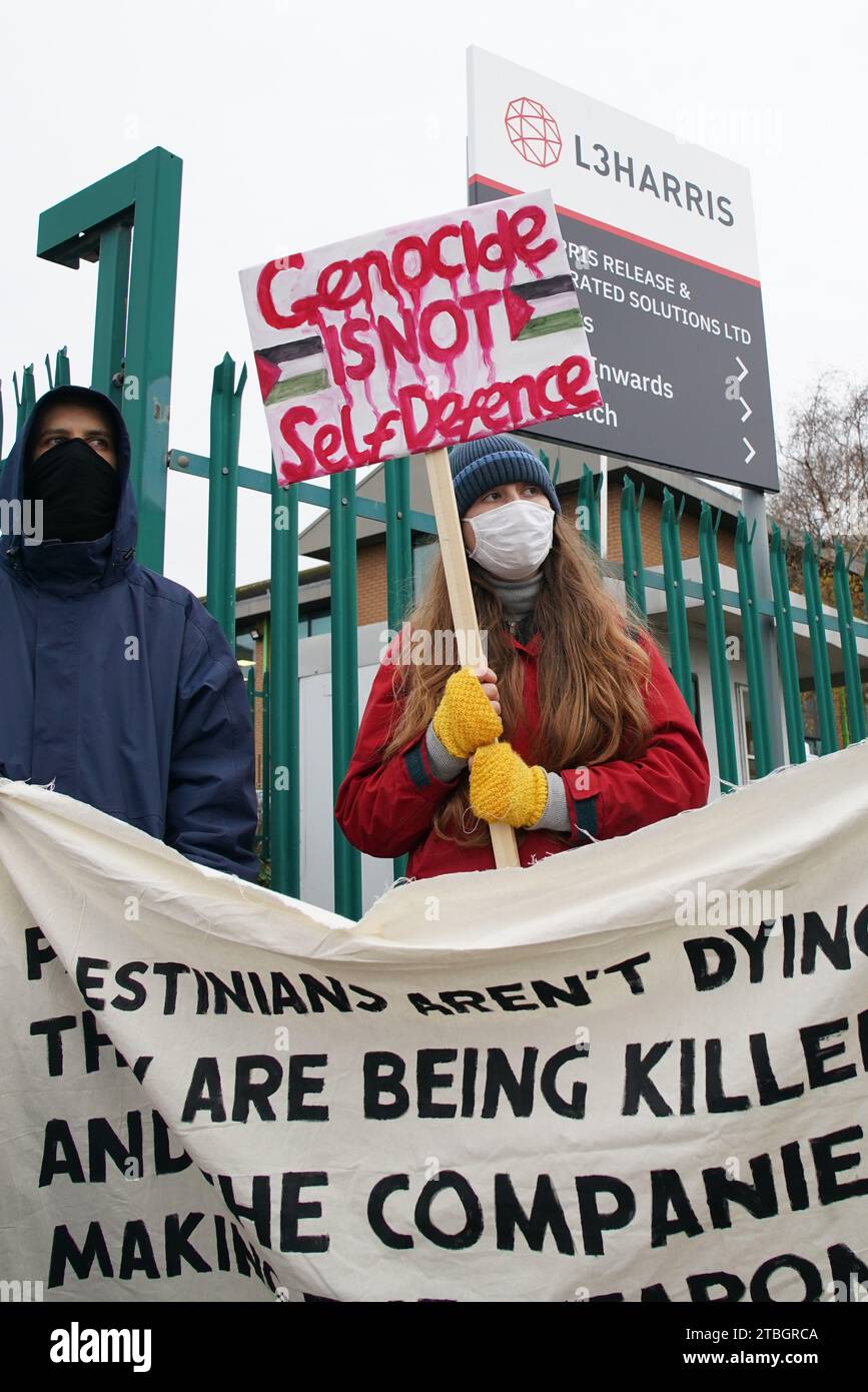 Die Demonstranten bilden eine Blockade vor der Fabrik L3Harris in ...