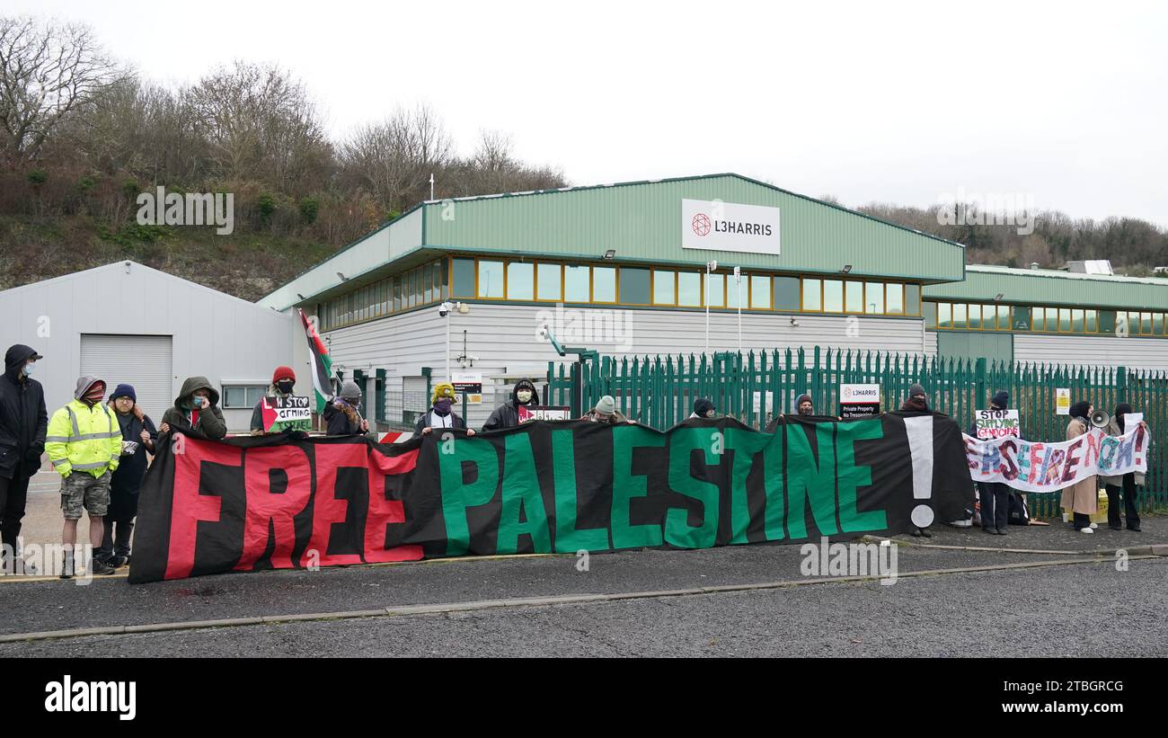 Die Demonstranten bilden eine Blockade vor der Fabrik L3Harris in ...