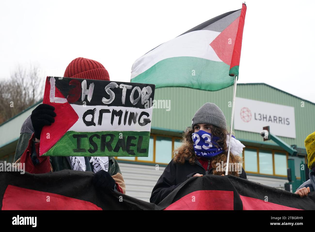 Die Demonstranten bilden eine Blockade vor der Fabrik L3Harris in ...