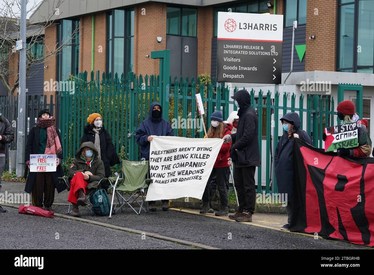 Die Demonstranten bilden eine Blockade vor der Fabrik L3Harris in ...