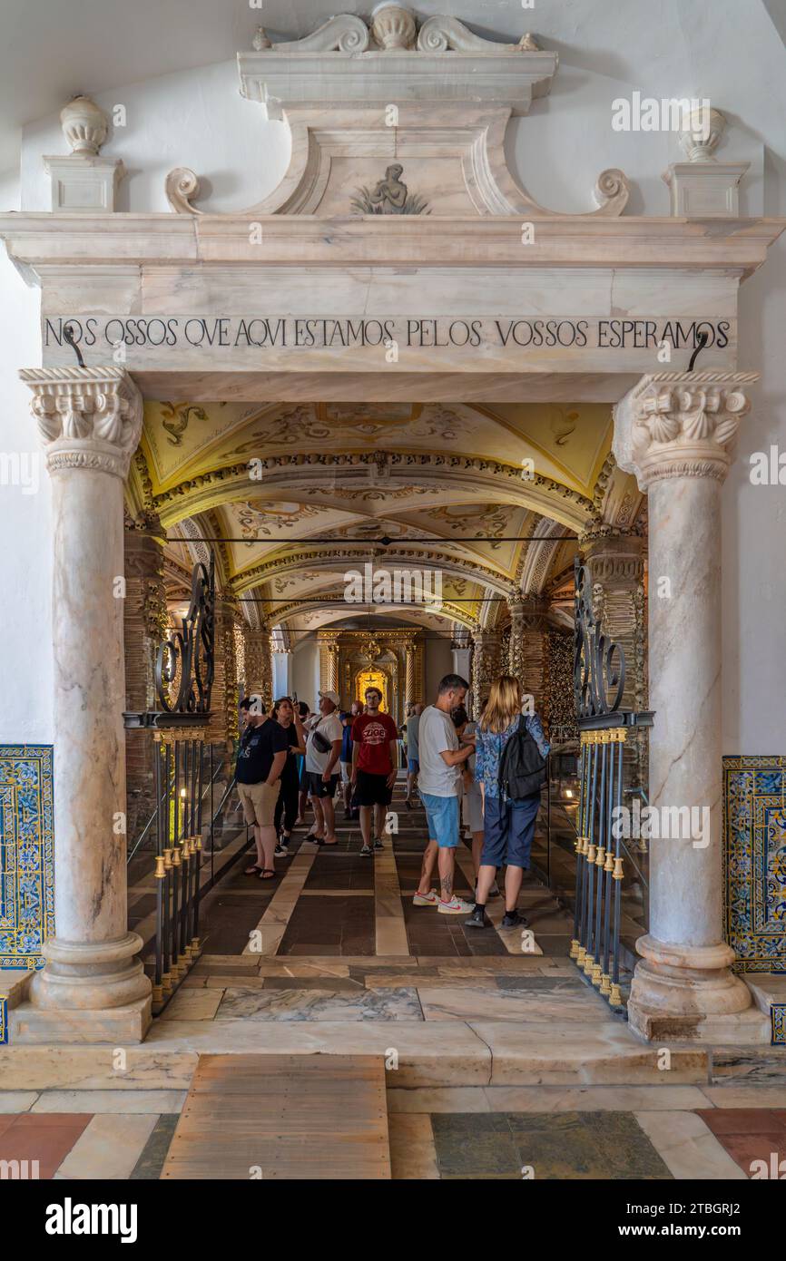 Touristen, die die Kapelle der Knochen besuchen. Englische Übersetzung ...