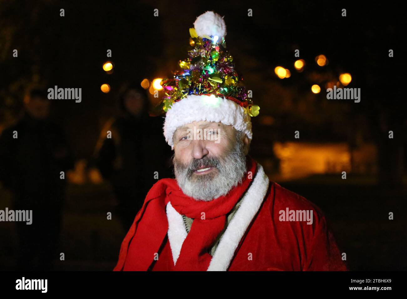 Odessa, Ukraine. Dezember 2023. Ein als Weihnachtsmann gekleideter Mann ...