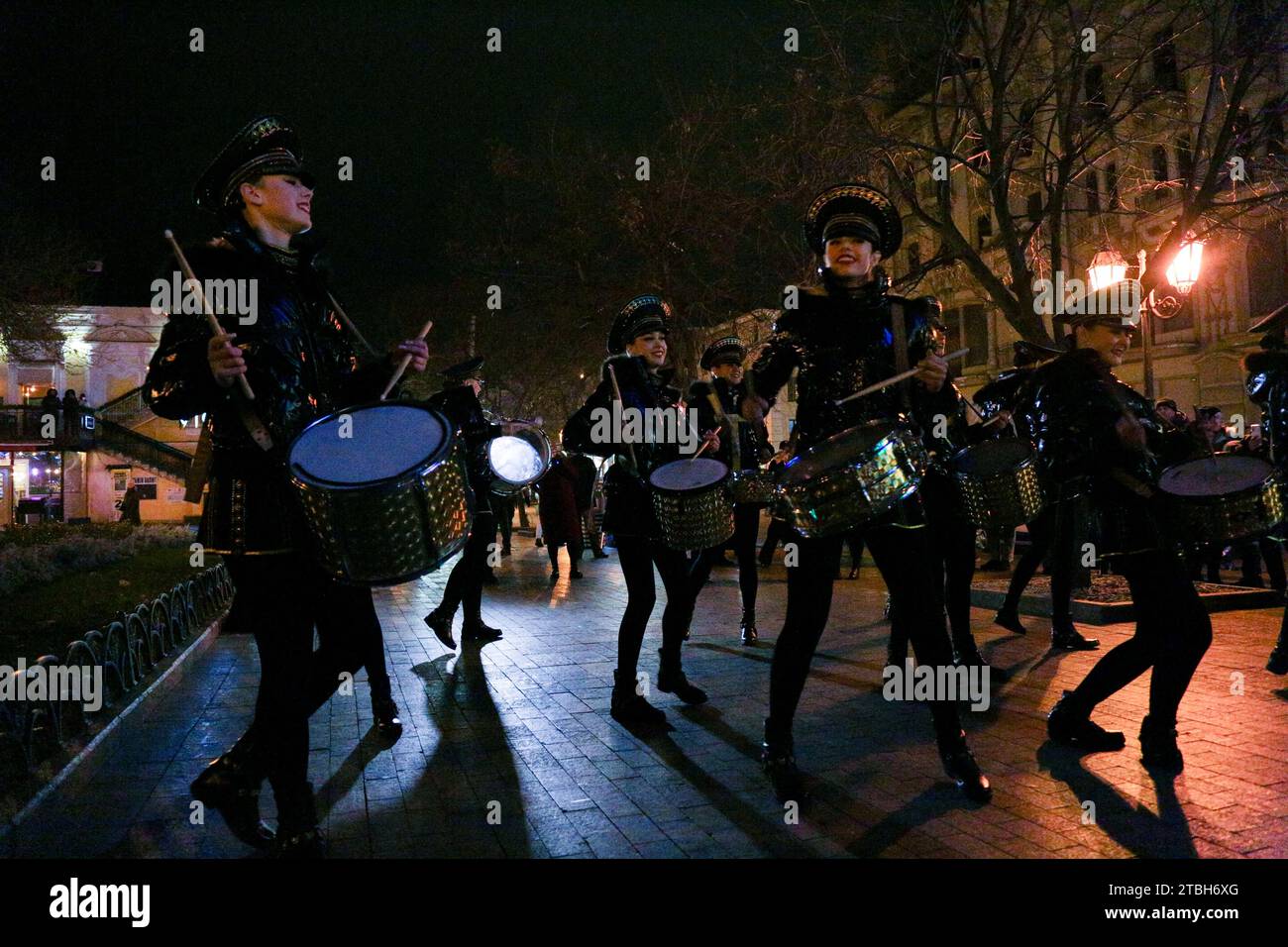 Odessa, Ukraine. Dezember 2023. Eine Gruppe von Trommlern der ...