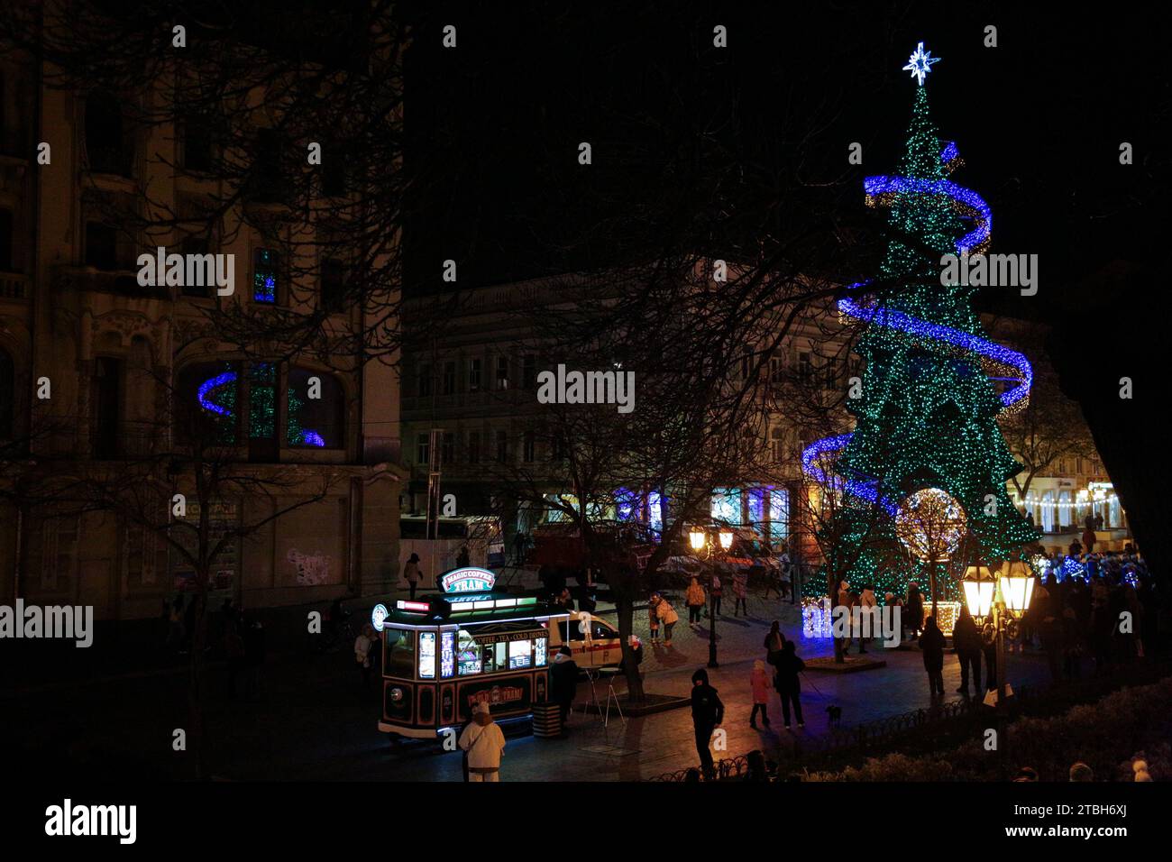 Odessa, Ukraine. Dezember 2023. Blick auf die Deribasowskaja Straße und ...