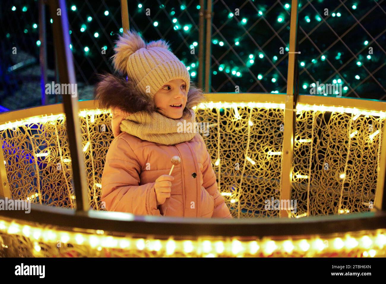 Odessa, Ukraine. Dezember 2023. Ein Mädchen wird vor dem Hintergrund ...