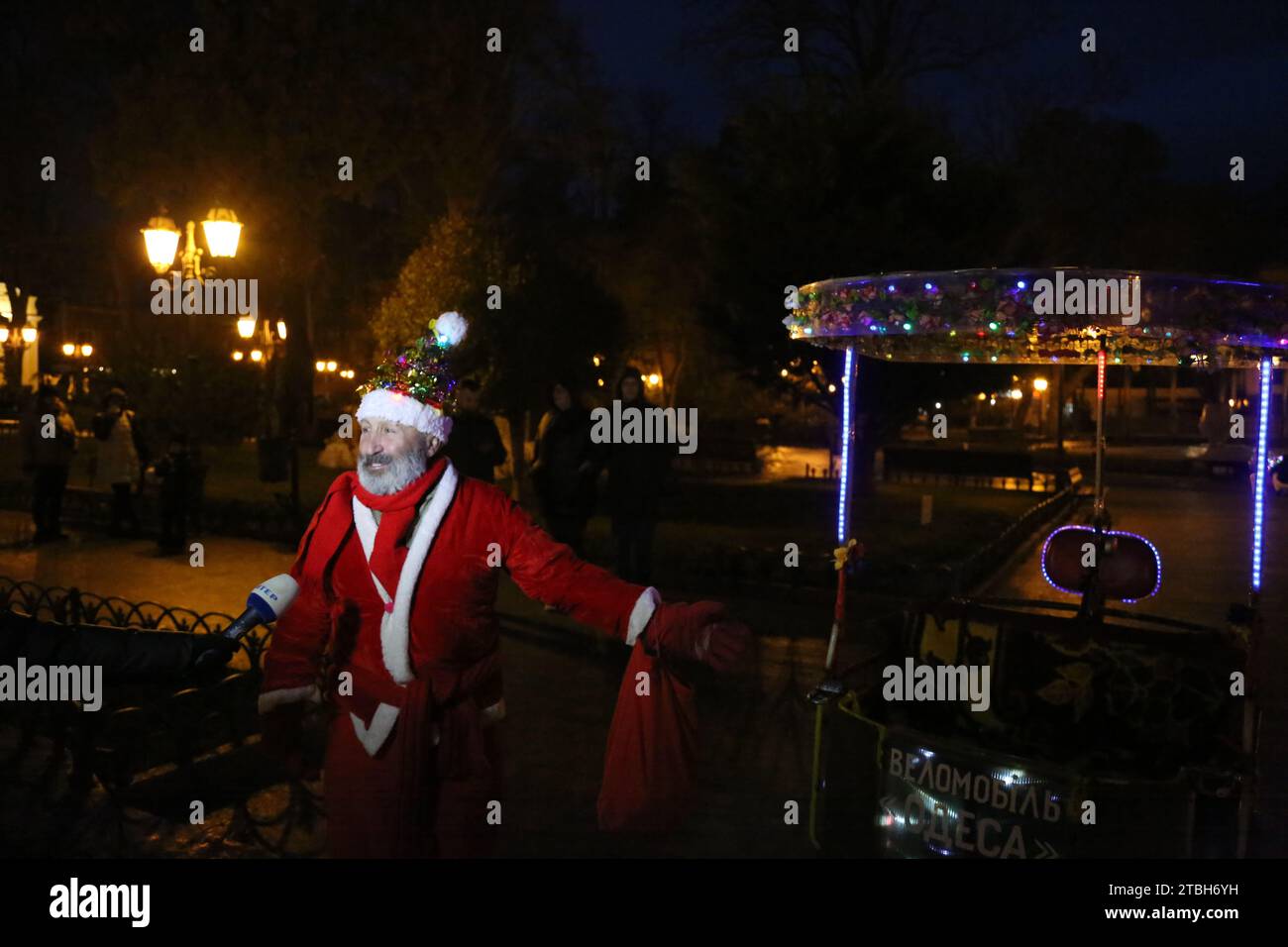 Odessa, Ukraine. Dezember 2023. Ein als Weihnachtsmann gekleideter Mann ...