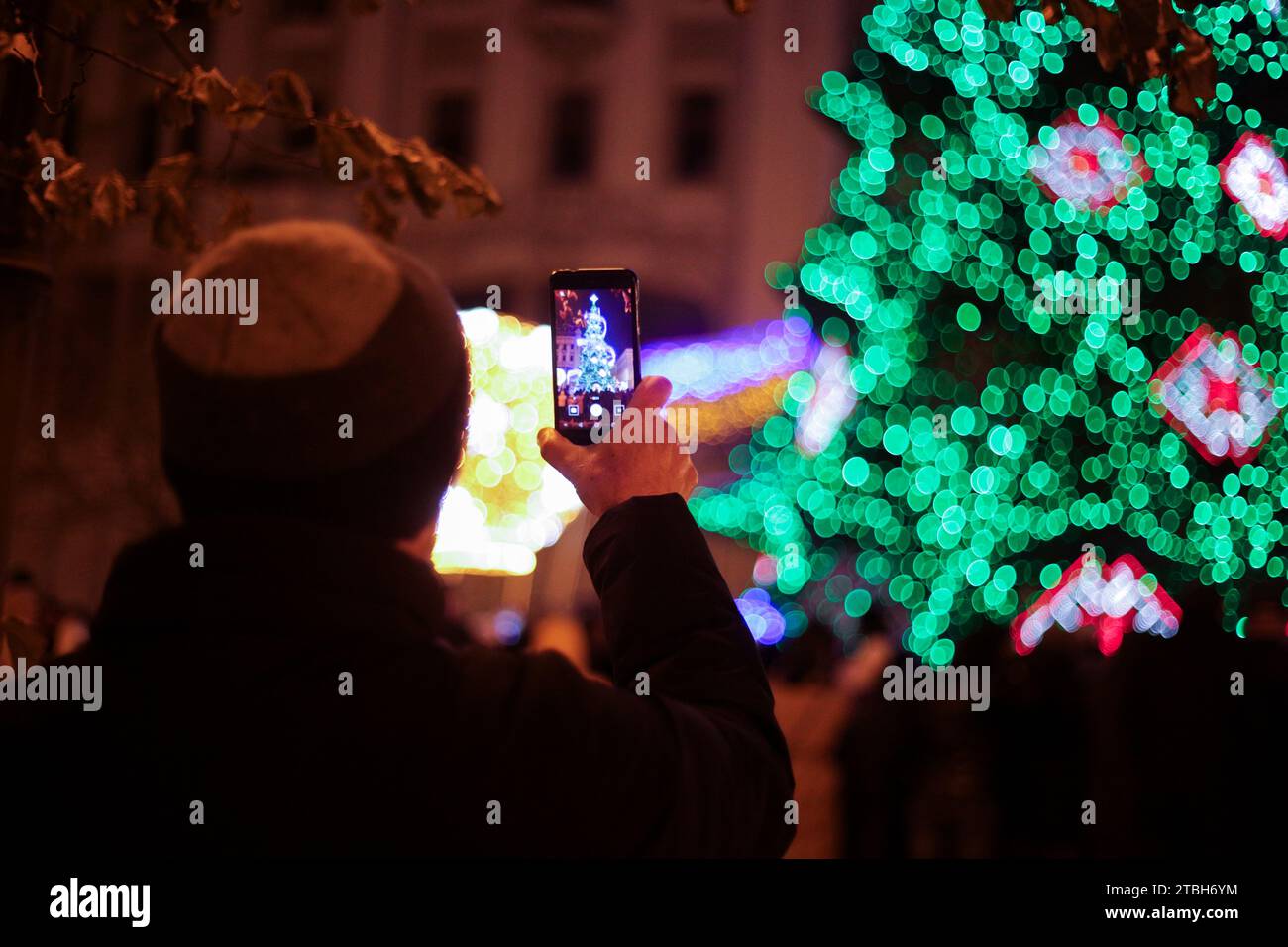 Odessa, Ukraine. Dezember 2023. Ein Mann fotografiert den ...