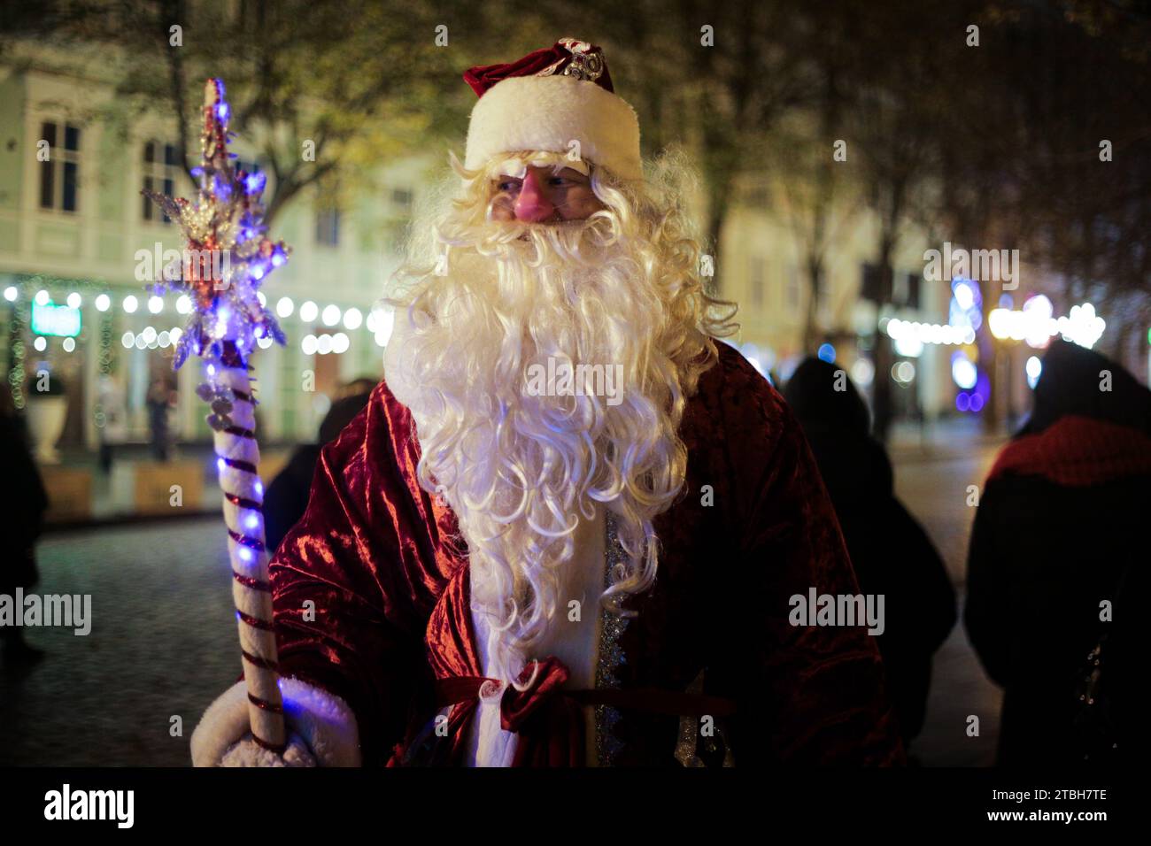 Odessa, Ukraine. Dezember 2023. Ein Mann, der als Weihnachtsmann ...