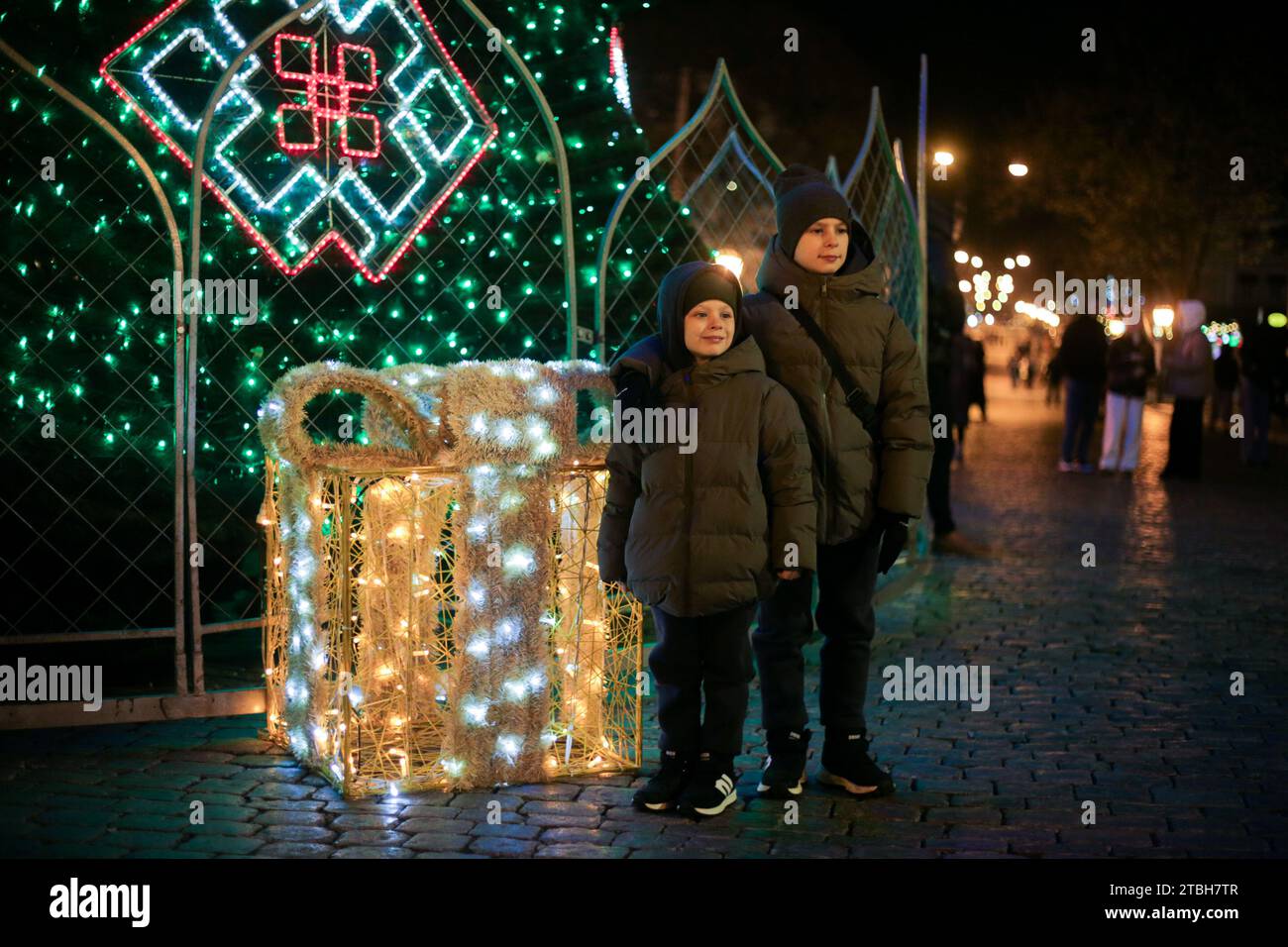 Odessa, Ukraine. Dezember 2023. Kinder machen Fotos vor dem Hintergrund ...