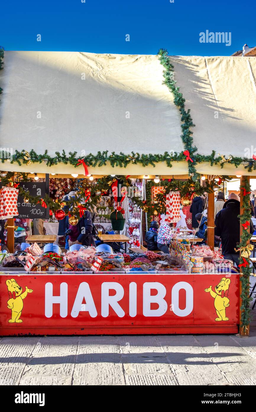 Florenz, Italien - 07. Dezember 2023: Haribo-Stand, der Süßigkeiten ...