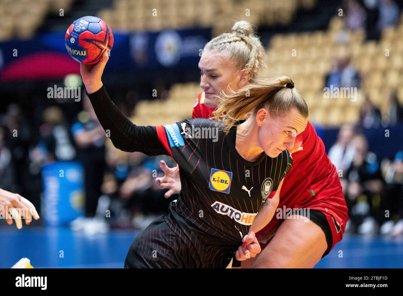 Annika Lott aus Deutschland im Einsatz mit Crina Pintea aus Rumänien während des IHF Handball-WM ...