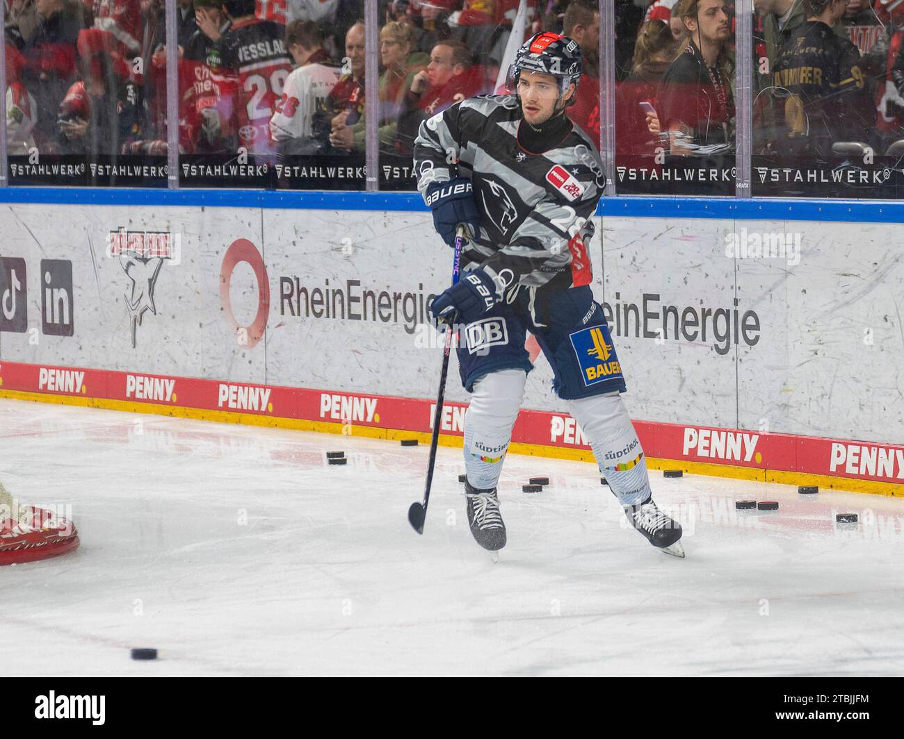 Daniel Schwaiger (ERC Ingolstadt, #28) spielt den Puk zurueck. Koelner ...