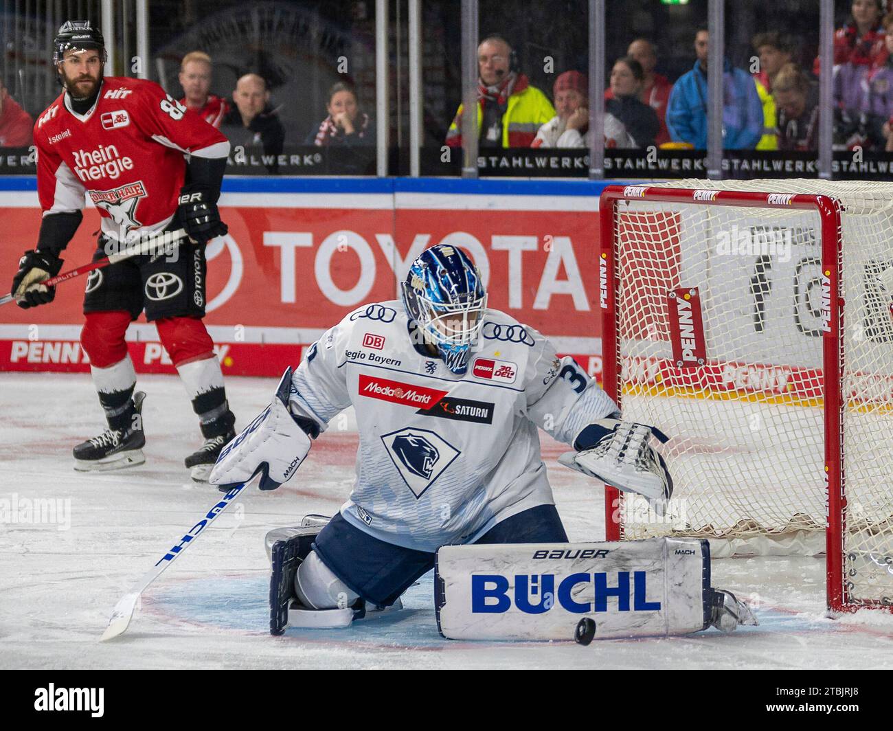 Devis Williams ERC Ingolstadt, #31) muss den Puk abprallen lassen ...
