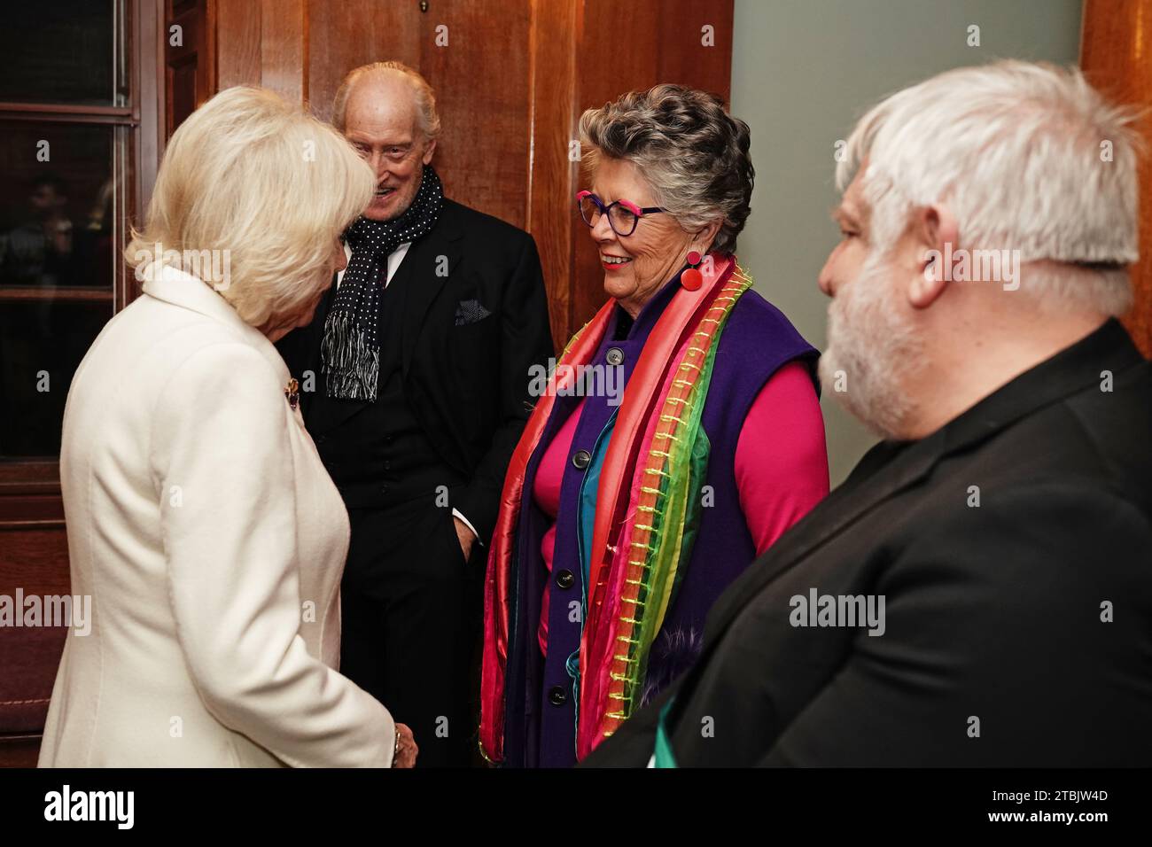 Queen Camilla (links) trifft Charles Dance, Dame Prue Leith und Sir ...