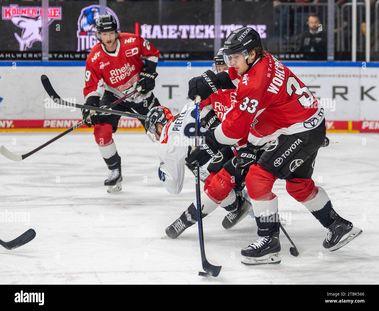 Tim Wohlgemuth (Kolener Haie, #33) spielt den Puk aus der Gefahrenzone ...