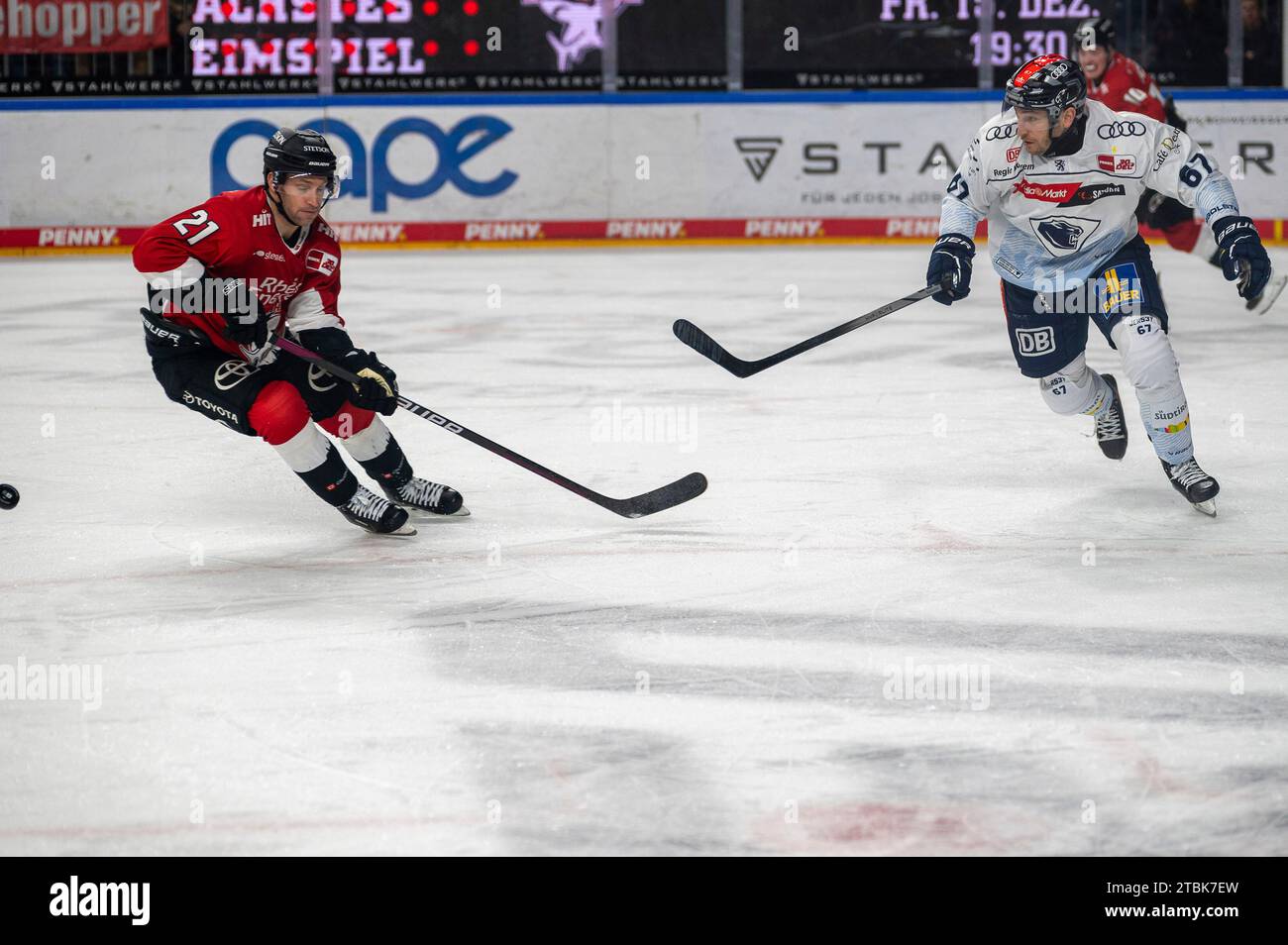 Marco Friedrich (ERC Ingolstadt, #67) hat den Puk an Mark Olver ...