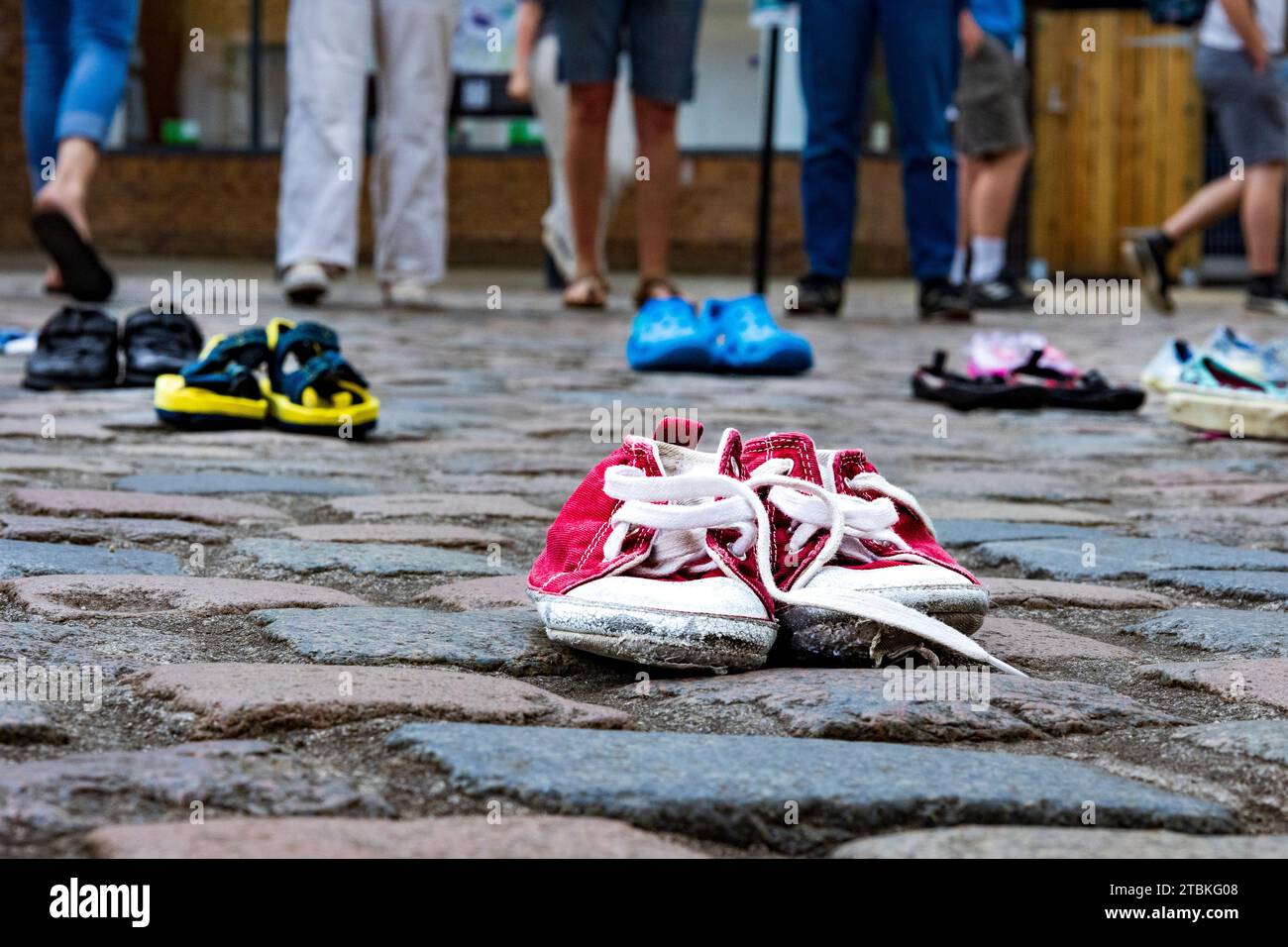 "Wir haben diese Schuhe vor der Kathedrale von Truro aufgegeben, wie ...
