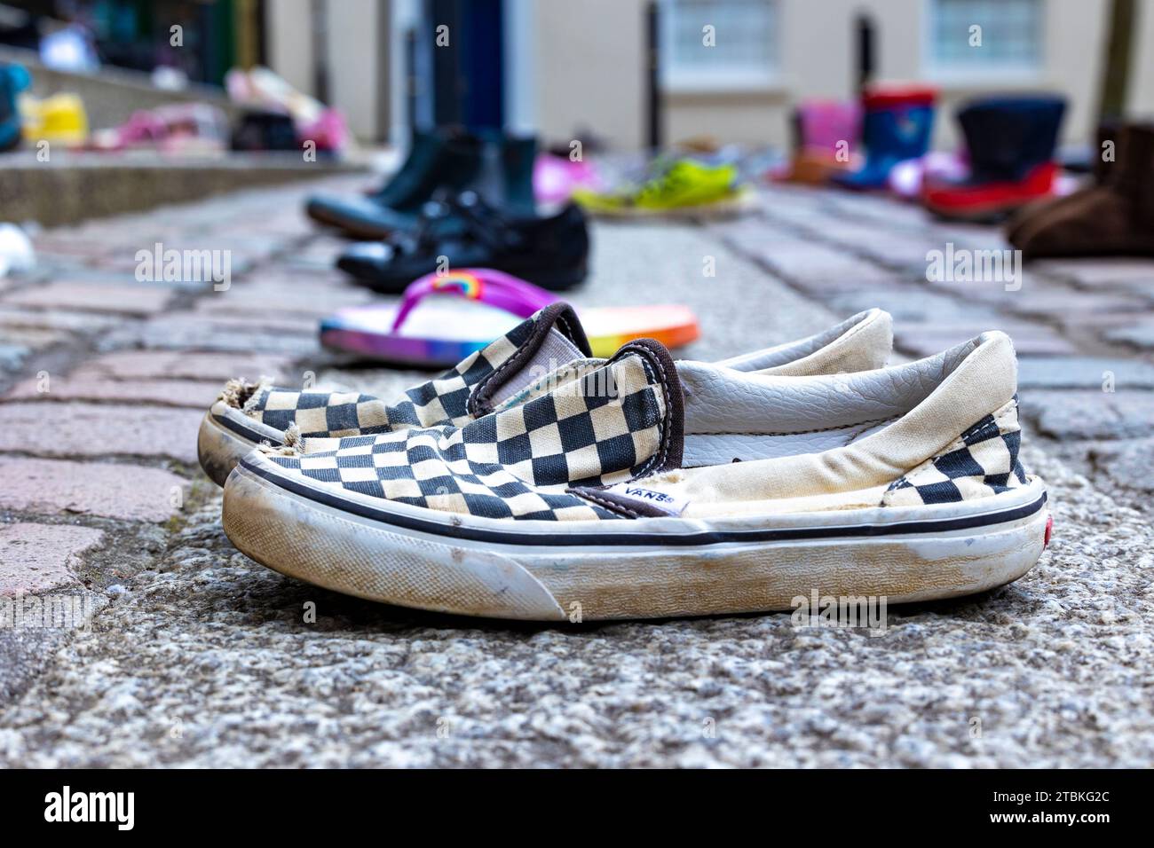 "Wir haben diese Schuhe vor der Kathedrale von Truro aufgegeben, wie ...