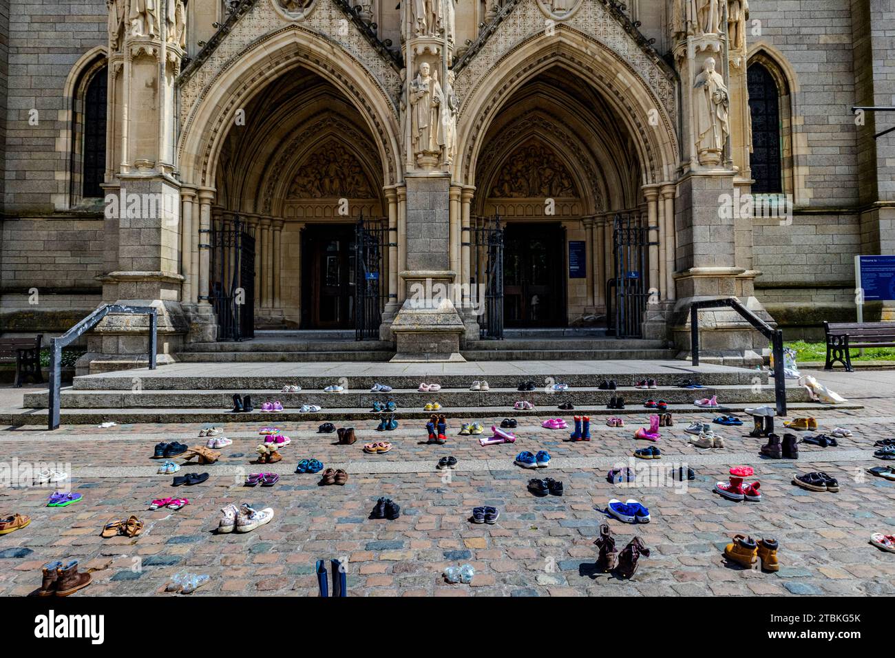"Wir haben diese Schuhe vor der Kathedrale von Truro aufgegeben, wie ...