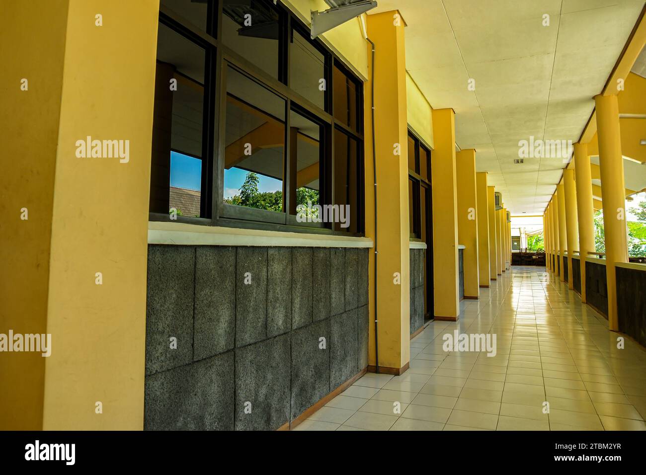 Korridor mit hoher decke -Fotos und -Bildmaterial in hoher Auflösung ...