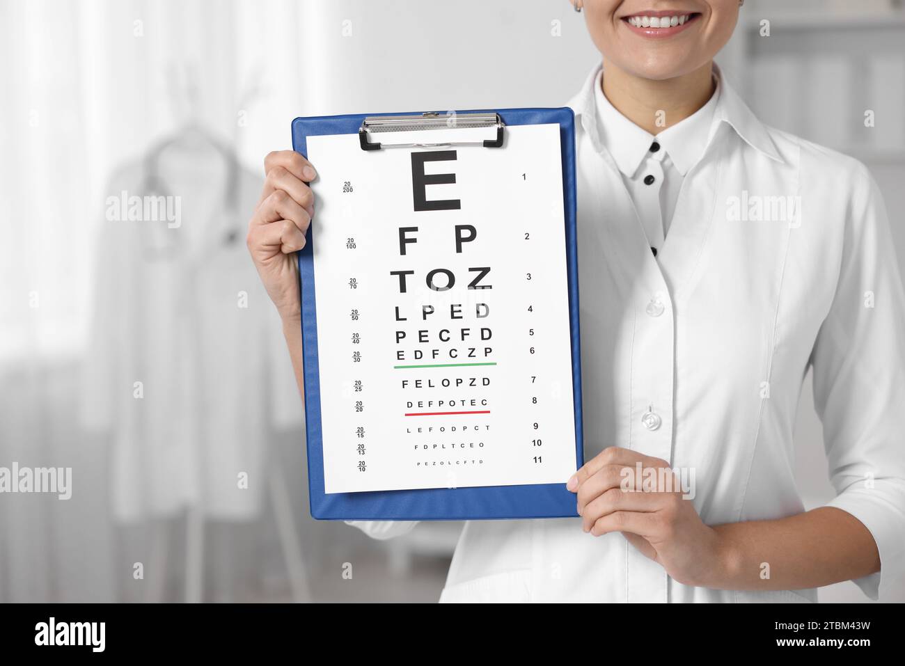 Augenarzt mit Sehtest-Chart in der Klinik, Nahaufnahme Stockfotografie ...